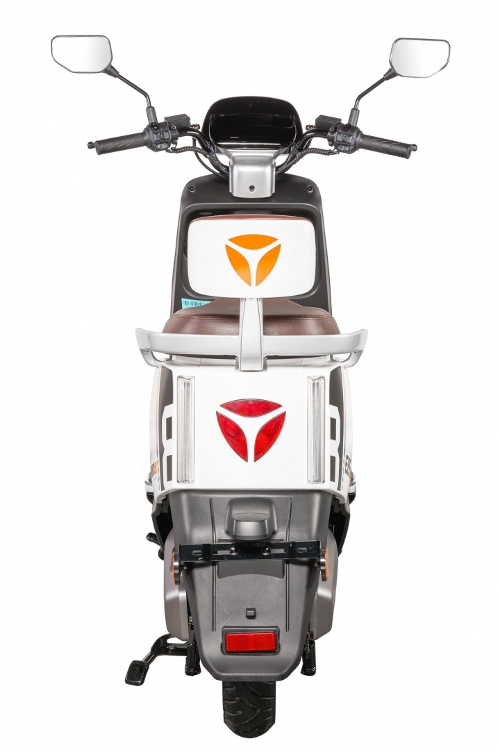 Z-TECH ZT-33B E8 Elektromos Robogó (3000W, 72V, 38Ah, Grafén + Gyorstöltő)